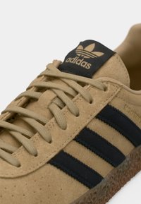 adidas Originals MONTREAL UNISEX - Sneaker low - cardboard/core black ...