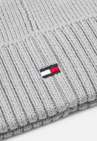 Tommy Hilfiger SMALL FLAG BEANIE UNISEX - Gorro - light grey heather/gris - Zalando.es