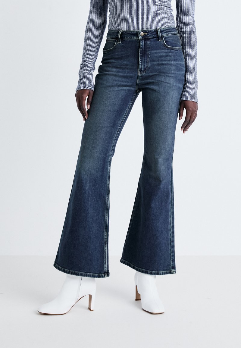 Wrangler FIERCE - Flared Jeans - phoenix/dark-blue denim - Zalando.ie