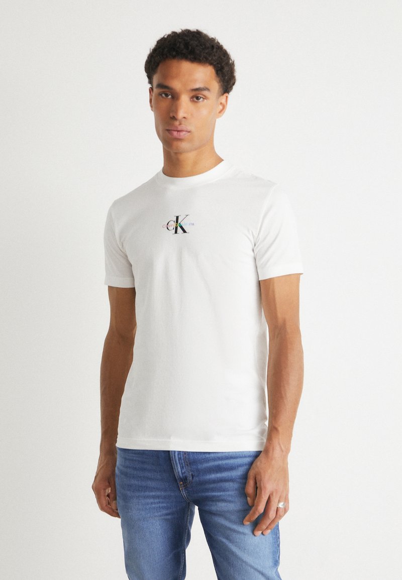 Calvin Klein Jeans MONOLOGO GRAPHIC SLIM TEE - T-shirt med print - bright white/vit - Zalando.se