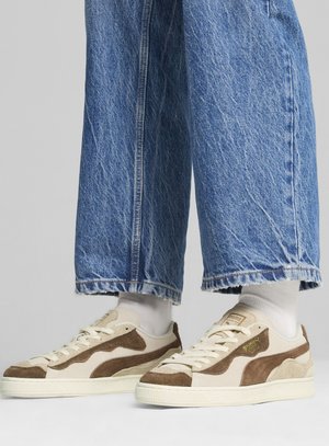 Puma SUEDE CLASSIC XXI UNISEX - Sneaker low - toasted white/beige ...