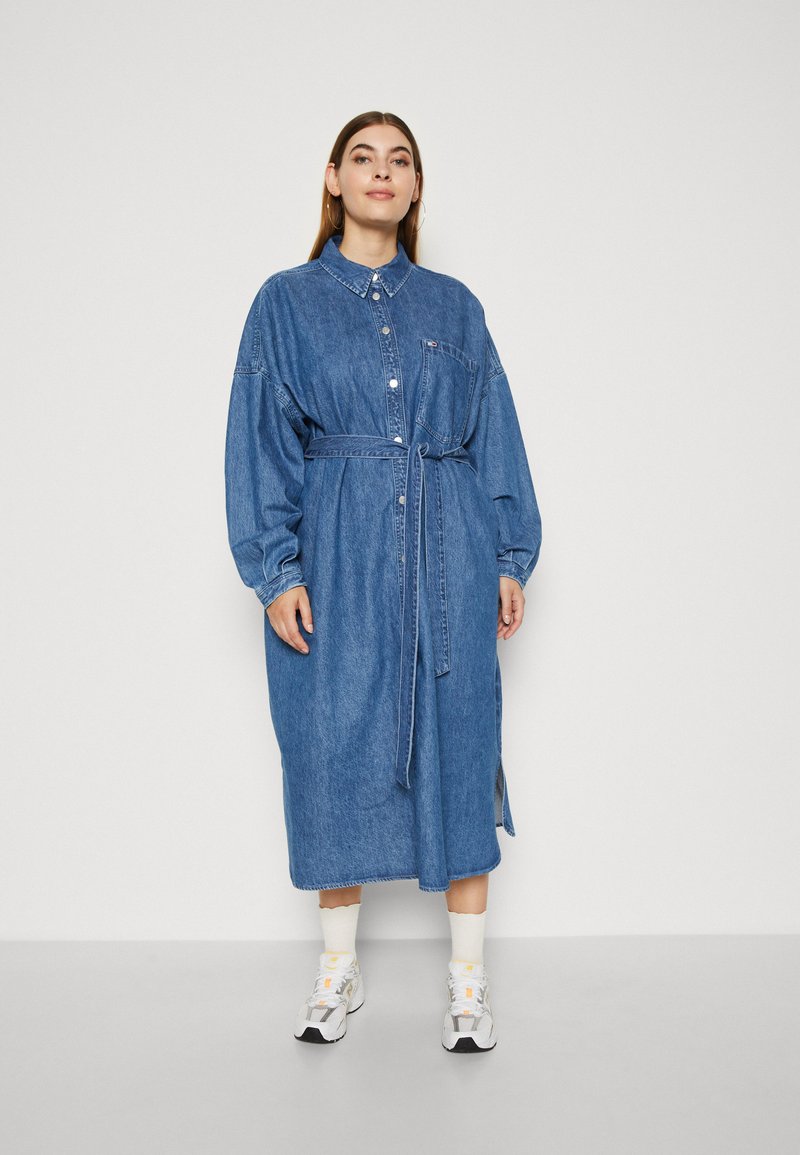 Tommy Jeans Curve DRESS - Robe en jean - denim medium/denim bleu ...