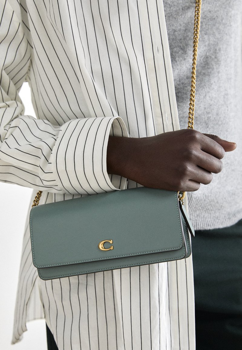 COACH EVIE LONG WALLET WITH CHAIN - Skuldertasker - sage/lysegrøn ...