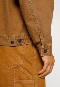 Levi's® Workwear SUNRISE TRUCKER - Denim jacket - dark ginger/beige ...