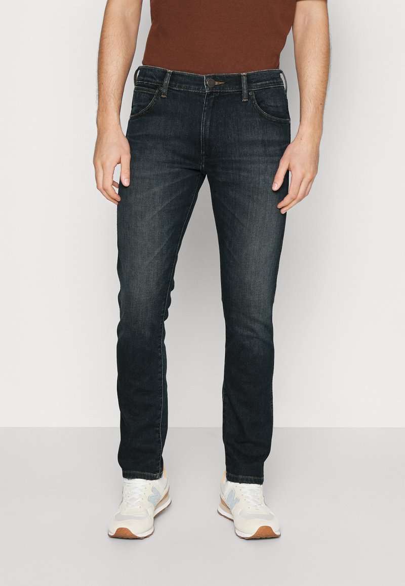 Wrangler LARSTON - Slim fit jeans - electric rodeo/dark-blue denim ...