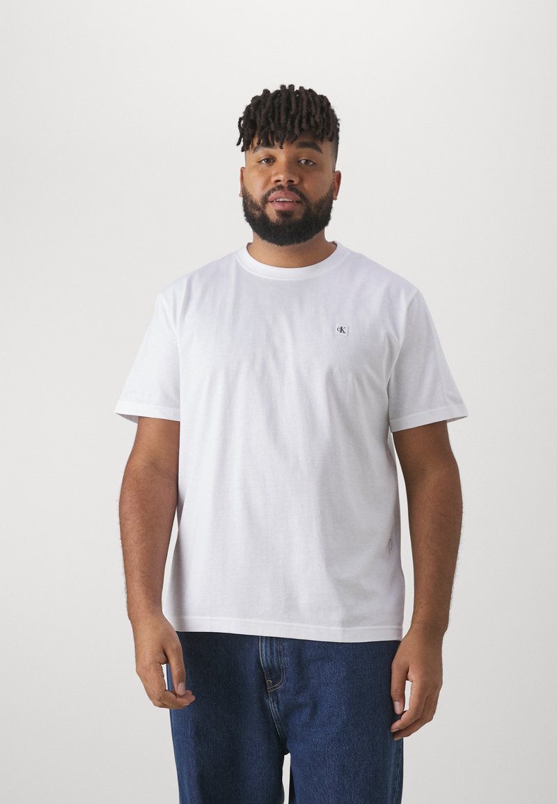 Calvin Klein Jeans Plus PLUS BADGE TEE - T-Shirt basic - bright white ...