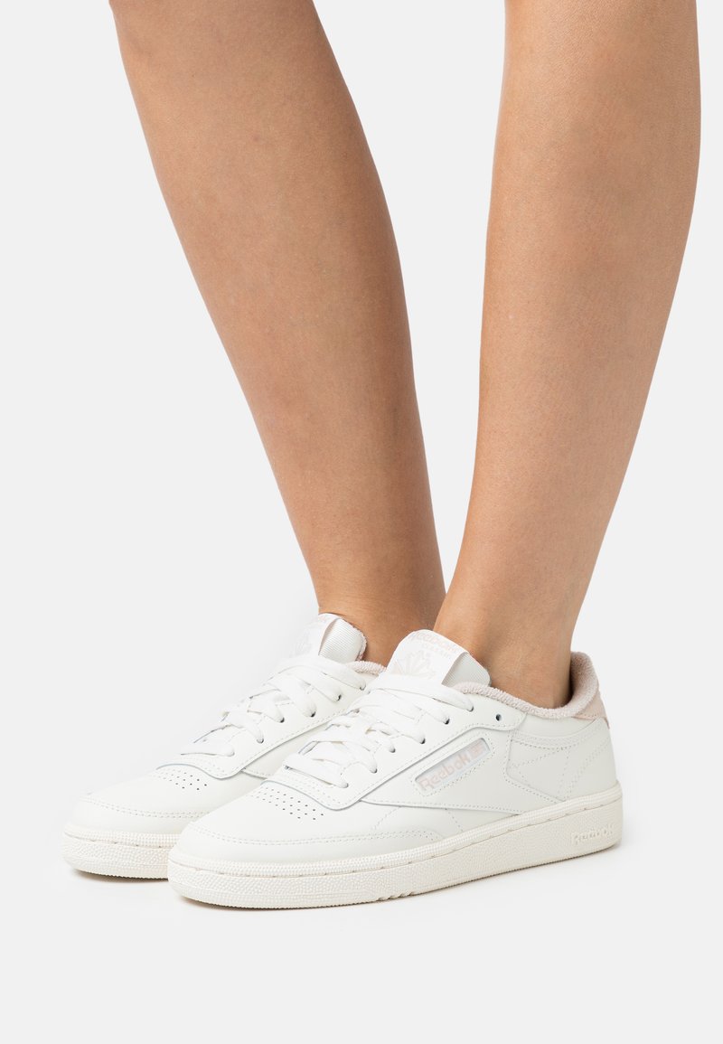 Reebok Classic CLUB C 85 - Sneaker low - chalk/soft ecru/harmony green/offwhite - Zalando.ch