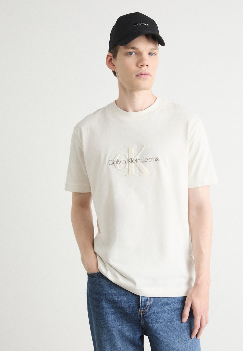 Calvin Klein Jeans MONOLOGO TEE - Print T-shirt - ivory/off-white - Zalando