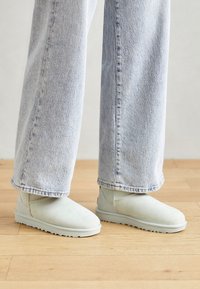 UGG CLASSIC ULTRA MINI - Boots à talons - goose/gris clair - ZALANDO.CH