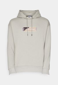 Calvin Klein LAYERED GEL LOGO HOODIE - Sweater - ghost gray/lichtgrijs ...