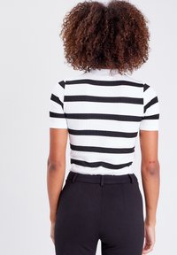 Cache Cache MIT KURZEN ÄRMEN - Camiseta estampada - noir/negro - Zalando.es