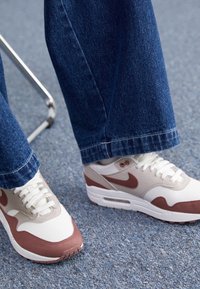 Nike Sportswear AIR MAX 1 87 - Sneakers low - summit white/smokey mauve ...