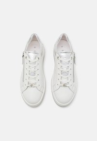 bugatti Sneaker low - white/silver/weiß - Zalando