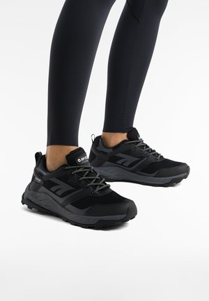 HI-TEC RAVEN MID WP - Trekingové boty - black/grape wine/černá - Zalando.cz