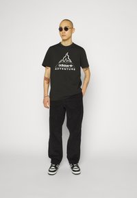 adidas Originals VOLCANO TEE - T-shirt con stampa - black/nero - Zalando.it