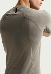 Nike Performance Sports T-shirt - light army light liquid lime/khaki ...