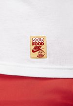 Nike Sportswear M NSW TEE M90 SOLE FOOD LBR - T-shirts print - white ...