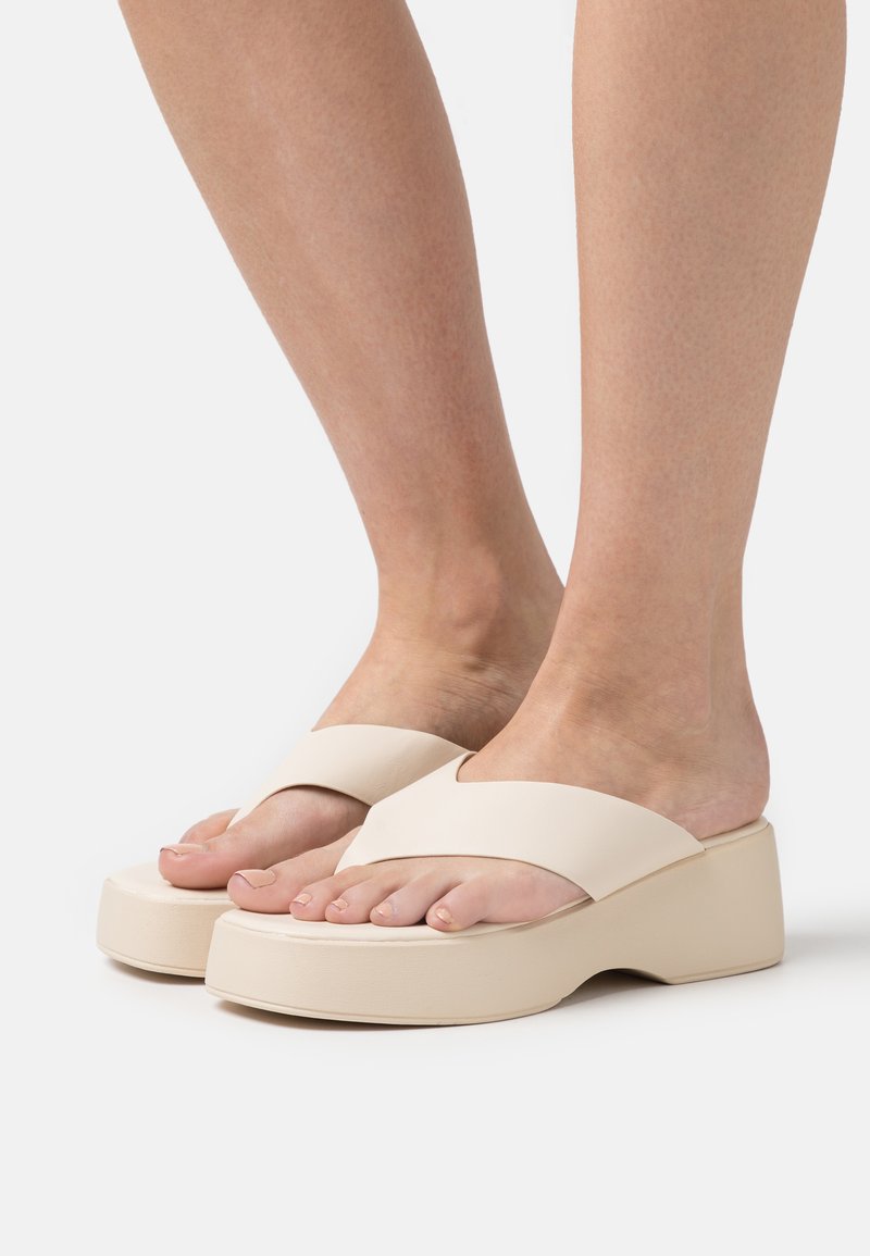Rubi Shoes by Cotton On MAE FLATFORM - Sandalias de dedo - ecru/beige ...