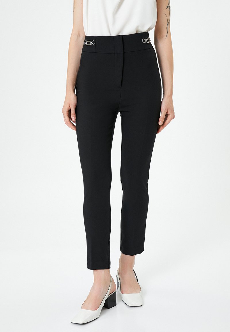 Koton HIGH RISE CHAIN ACCESSORY DETAIL FABRIC - Chino - black/zwart ...