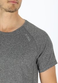 X-Trail TRAINING - T-shirts basic - charcoal melange/mørkegråmeleret ...
