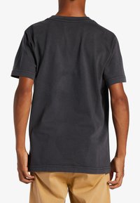 DC Shoes TUITION - T-Shirt print - ktew pirate black enzyme wash ...