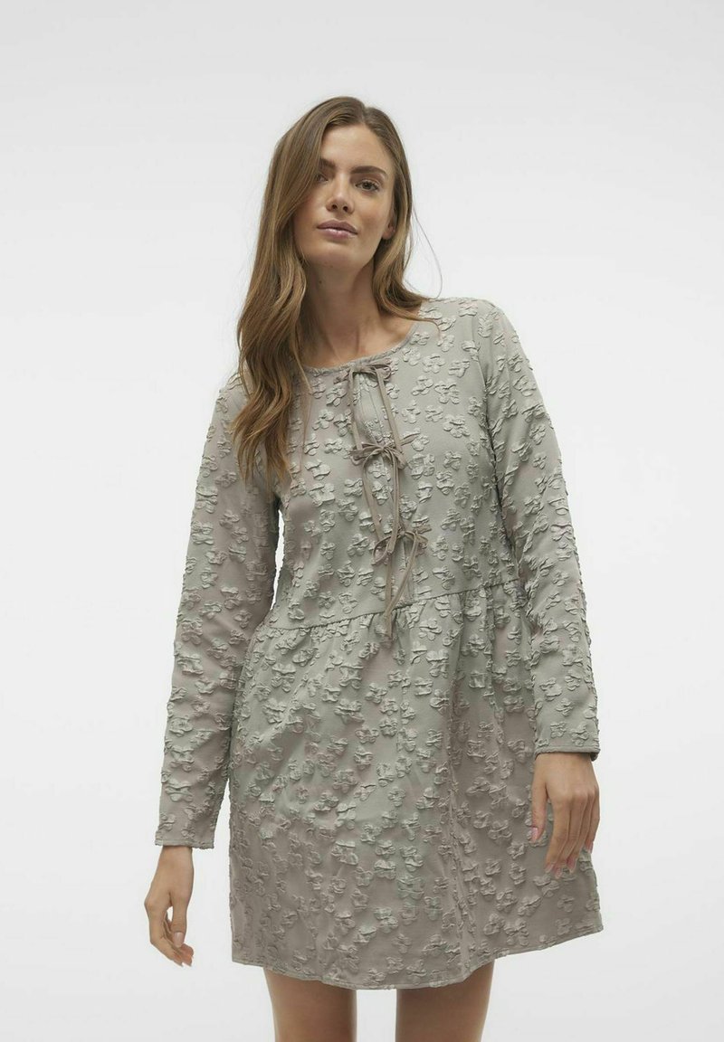 Vero Moda VMRASP - Freizeitkleid - moon rock/beige - Zalando.de