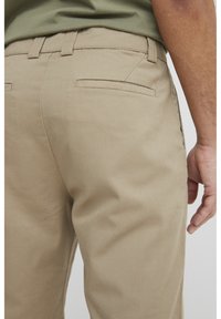 11 Project PRARNO SH - Shorts - tree house/beige - Zalando.de