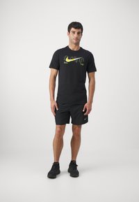 Nike Performance TEE RUN - Sports T-shirt - black - Zalando.co.uk