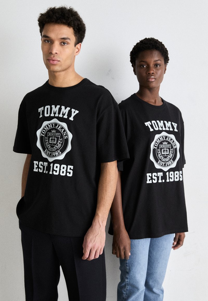 Tommy Jeans CREST VARSITY SPORT TEE UNISEX - T-shirt print - black ...