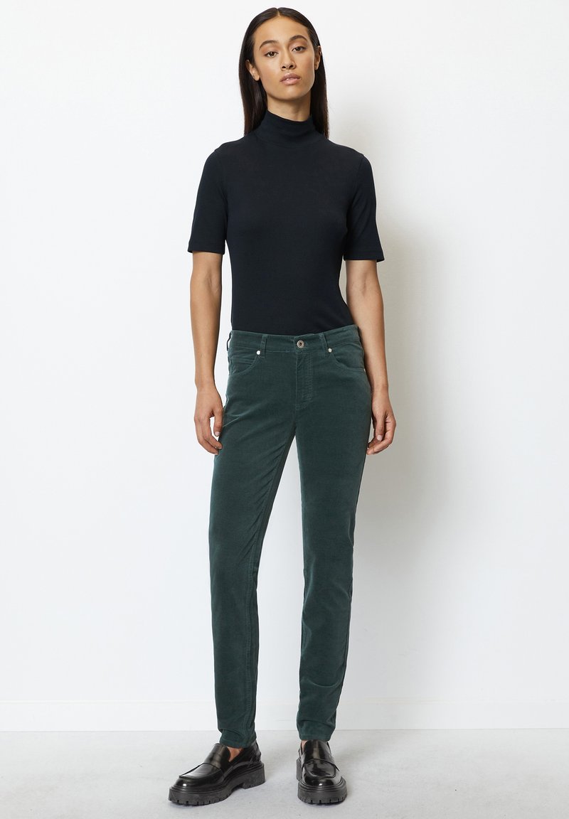 Marc O'Polo LULEA SLIM - Pantalon classique - night pine/vert foncé ...
