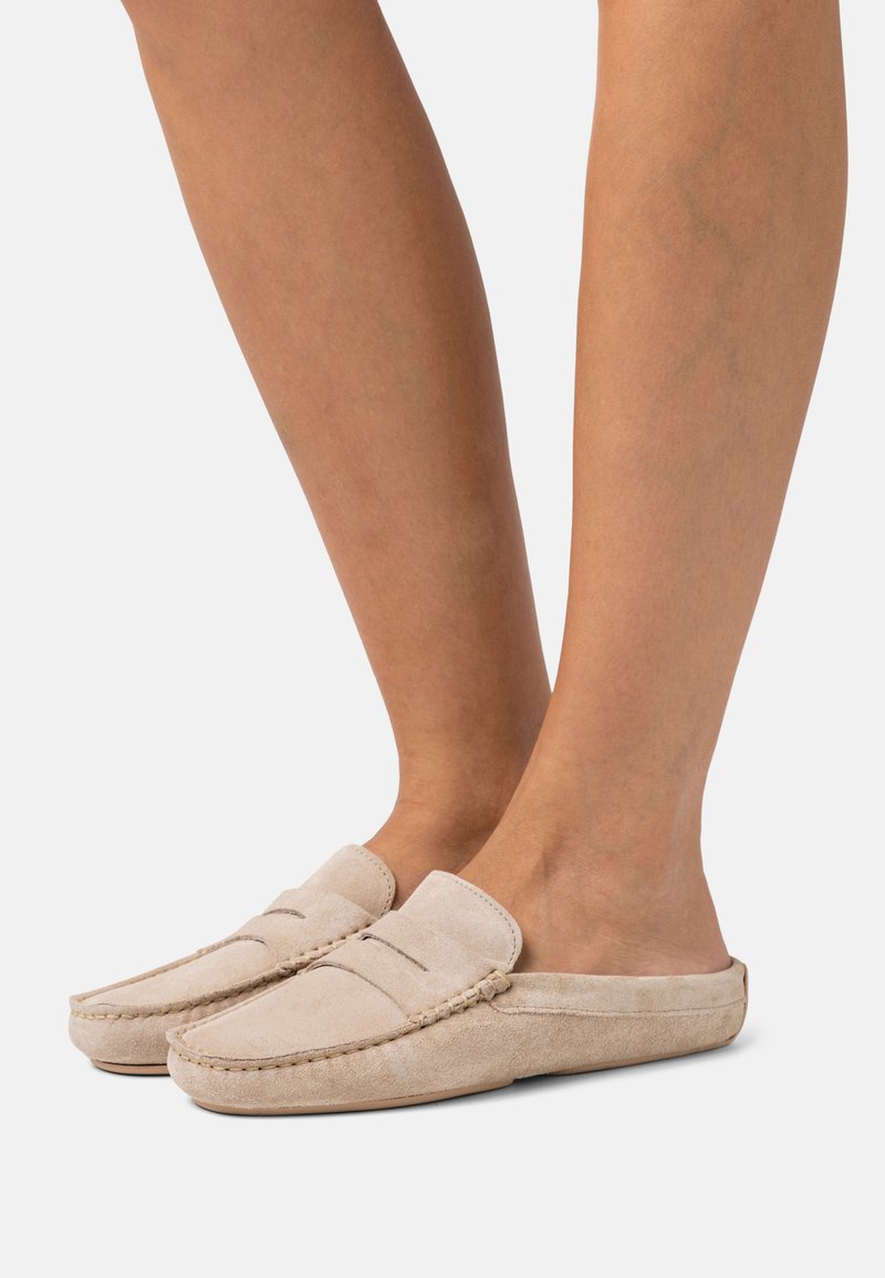 Pretty Ballerinas MICROTINA - Mules - microtina sand/goma coco/beige ...