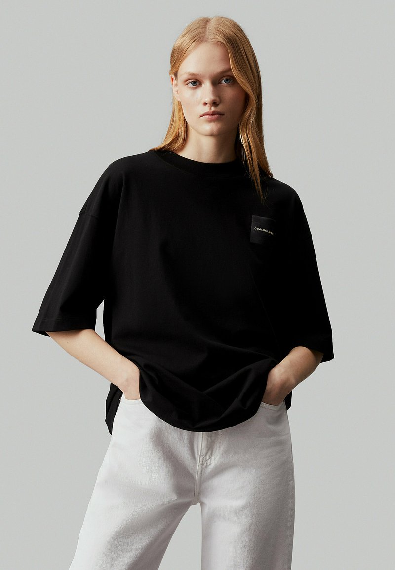 Calvin Klein Jeans FRIEND BACK - Camiseta estampada - ck black/negro ...