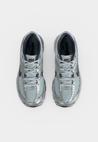 Nike Sportswear AIR MAX MOTO 2K - Trainers - pure platinum-coloured ...