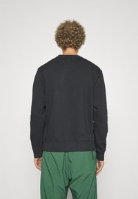 Nike Sportswear CLUB CREW PATCH - Sudadera - black/negro - Zalando.es