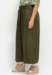 Sheego CULOTTE - Broek - dunkeloliv/olijfgroen - Zalando.nl