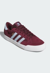 Adidas Skateboarding Sneaker low - maroon/clear sky/ftwr white/bordeaux ...