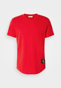 Calvin Klein Jeans BADGE TURN UP SLEEVE - Tricou basic - candy apple ...
