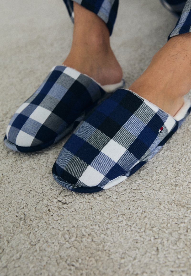 Tommy Hilfiger FLUFFY SLIPPERS SET - Pyjama - blue ink/heritage deck ...