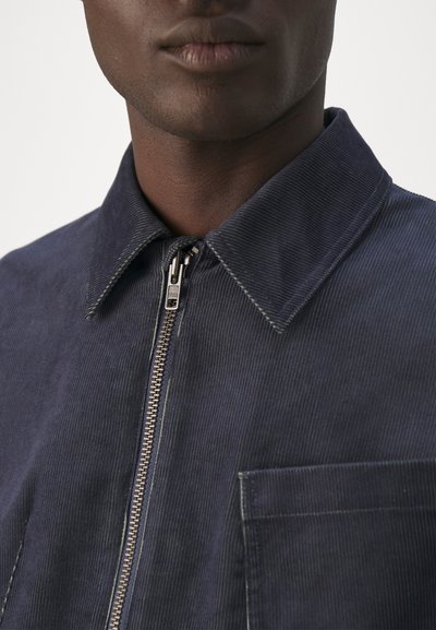 Wood Wood TWISTED SEAM CHORE JACKET - Veste légère - envy green/blue ...