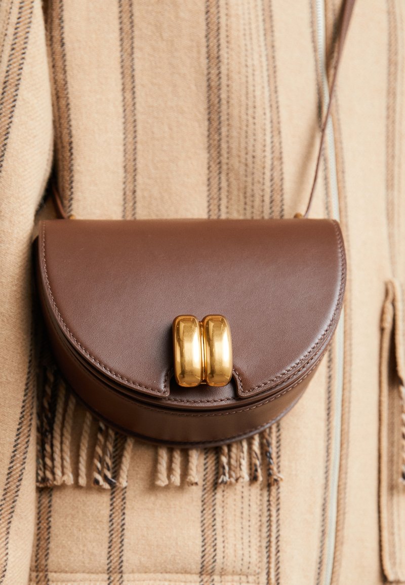 By Malene Birger CEBELIE - Umhängetasche - dark brown/dunkelbraun - Zalando.ch