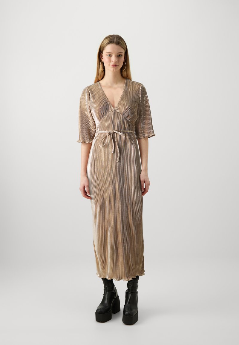 Never Fully Dressed GOLD PLISSE DRESS - Robe de soirée - gold-coloured ...