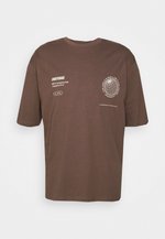 Zign REDEZIGN UNISEX - Nyomott mintás póló - brown/barna - Zalando.hu