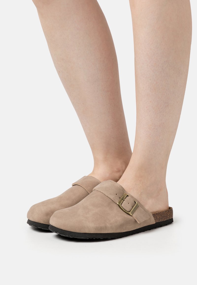 Rubi Shoes by Cotton On REX BUCKLE MULE - Hausschuh - roebuck nubuck ...