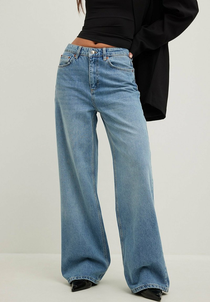 NA-KD MIT HOHER TAILLE - Flared jeans - light blue/lyseblå - Zalando.dk