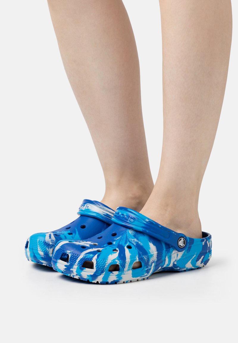 Crocs CLASSIC MARBLED - Sandalias planas - blue bolt/azul - Zalando.es