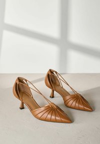 Next REGULAR FIT SIGNATURE POINT TOE TUBE STRAP KITTEN - Pantofi ...