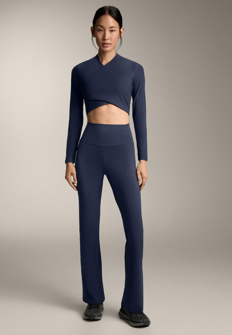 OYSHO HIGH-RISE COMFORTLUX FLARE 31925332 - Bukser - metallic blue ...