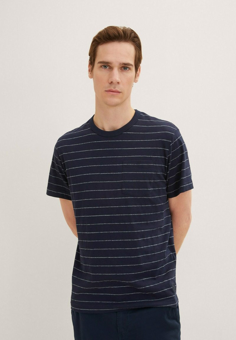 TOM TAILOR GESTREIFTES - T-Shirt print - navy off white stripe ...