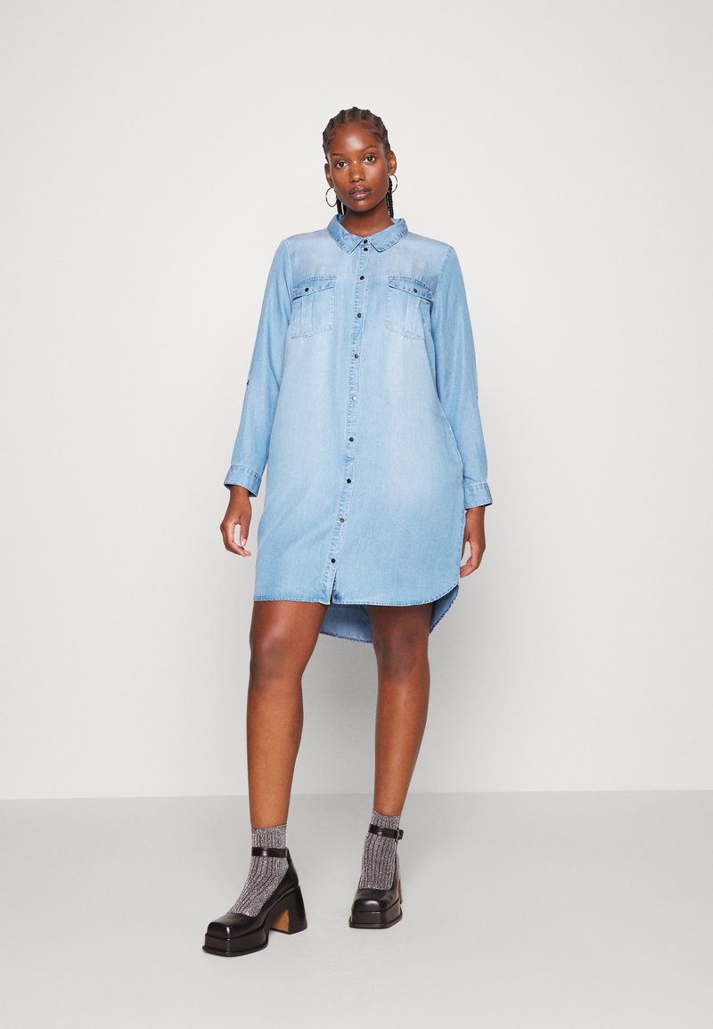 Vero Moda Curve VMSILA SHORT DRESS - Denim dress - light blue denim ...