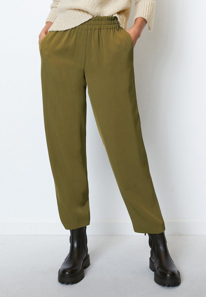 Marc O'Polo Trousers - forest floor/green - Zalando